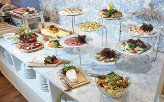 Café da manhã com buffet grátis todos os dias