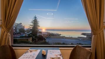 Café da manhã com buffet todos os dias (EUR 16 por pessoa)
