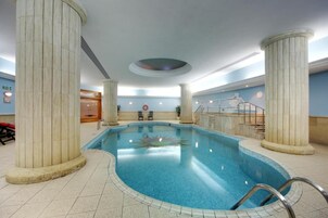 Piscina externa, funciona das 9h às 19h, guarda-sóis, espreguiçadeiras