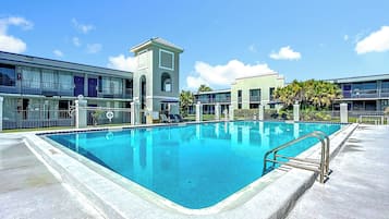 Piscina exterior, espreguiçadeiras