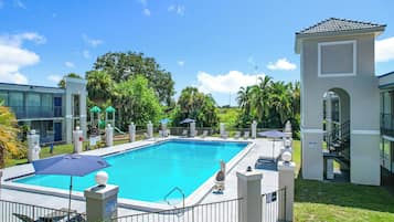 Piscina exterior, espreguiçadeiras