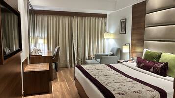 Quarto Premium | Roupa de alta qualidade, cofre no quarto, secretária