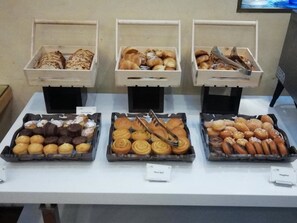 Café da manhã com buffet todos os dias mediante uma taxa