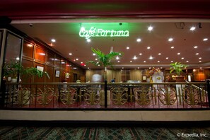 3 restaurantes, pequenos-almoços servidos, cozinha internacional 