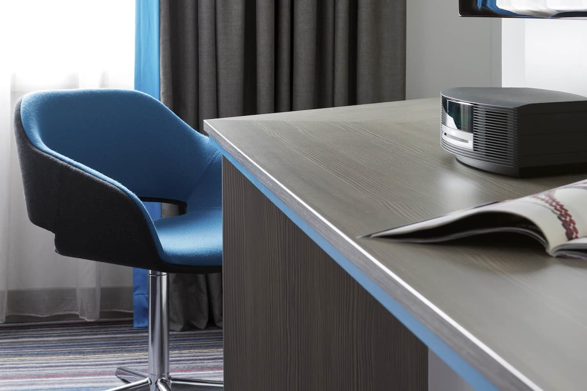 Quarto clássico, 2 camas de solteiro | Cofres nos quartos, escrivaninha, cortinas blackout