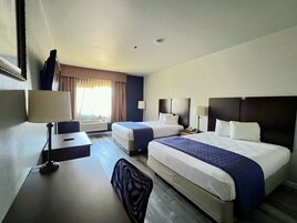 Quarto standard, 2 camas Queen | Escrivaninha, ferros/tábuas de passar roupa, Wi-Fi de cortesia