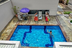 Piscina externa, espreguiçadeiras