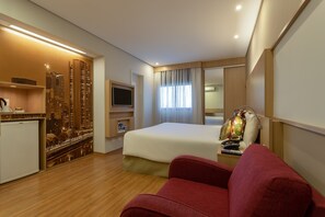Quarto superior, 1 cama de casal | Frigobar, cofres nos quartos, escrivaninha, cortinas blackout