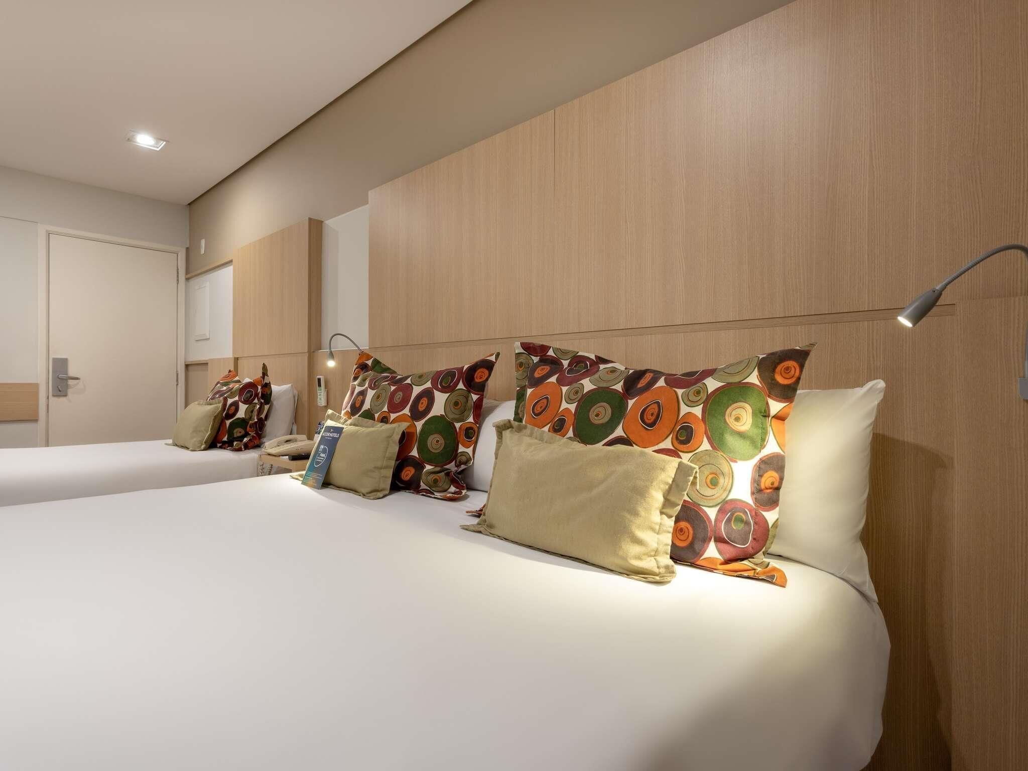 Quarto standard, várias camas | Frigobar, cofres nos quartos, escrivaninha, cortinas blackout