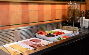 Café da manhã com buffet todos os dias (EUR 16.25 por pessoa) 