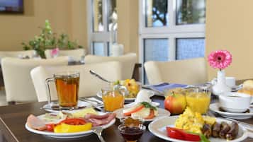 Café da manhã com buffet todos os dias (EUR 14 por pessoa)