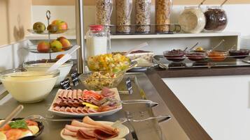 Pequeno-almoço tipo buffet diário (14 EUR por pessoa)