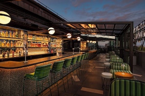 2 bares/lounges, este bar de cocktails, este bar no terraço do hotel 