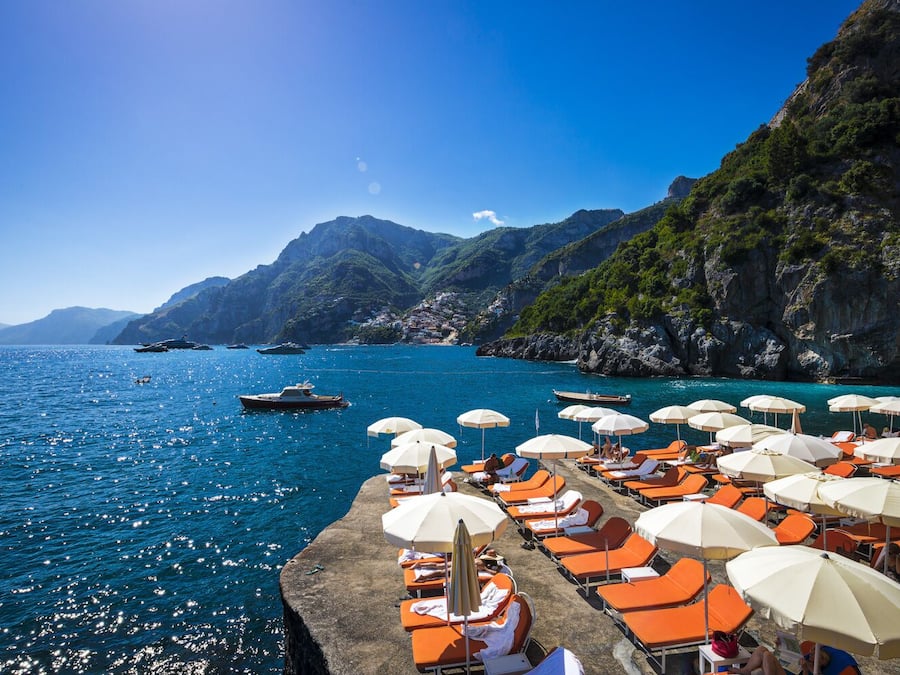 Praia particular, espreguiçadeiras, guarda-sóis, toalhas de praia