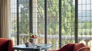Suite Júnior (Top garden or river view) | Minibar, cofre no quarto, com decoração personalizada