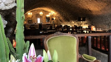 Serviço de café da manhã, culinária regional, restaurante ao ar livre