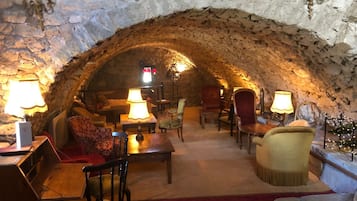 Bar de vinhos, restaurante ao ar livre, aberto todos os dias