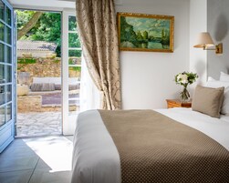 Quarto Comfort | Roupa de alta qualidade, minibar, cofre no quarto, secretária 