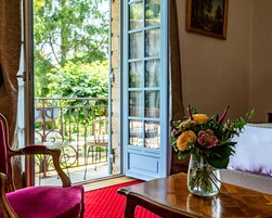 Quarto Deluxe, varanda, vista para a piscina | Sala de estar | Televisor de 80 polegadas com canais por cabo 