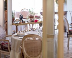 2 restaurantes, pequenos-almoços servidos, cozinha local 