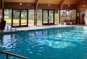 Piscina interior, piscina exterior, espreguiçadeiras 