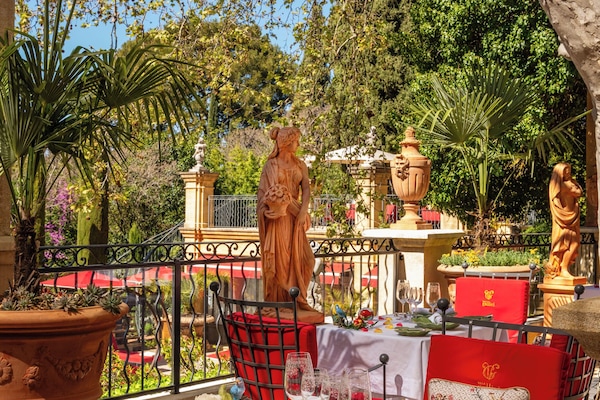 2 restaurantes, com serviço de café da manhã e almoço; culinária local