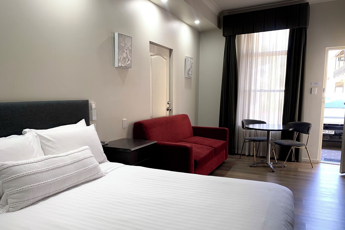 Quarto Standard, 1 cama queen-size e sofá-cama, não fumadores, aceitam-se animais de estimação | Roupa hipoalergénica, secretária, quartos insonorizados 
