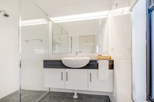 Quarto de Luxo, 1 cama king-size, não fumadores, não se aceitam animais de estimação | Casa de banho | Um polibã, artigos de higiene pessoal grátis, toalhas fornecidas 