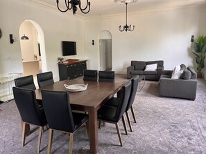 Quarto quádruplo família, 2 camas Queen (Economoy) | Área de estar | TV LED