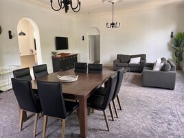 Quarto quádruplo superior | Área de estar | TV LED