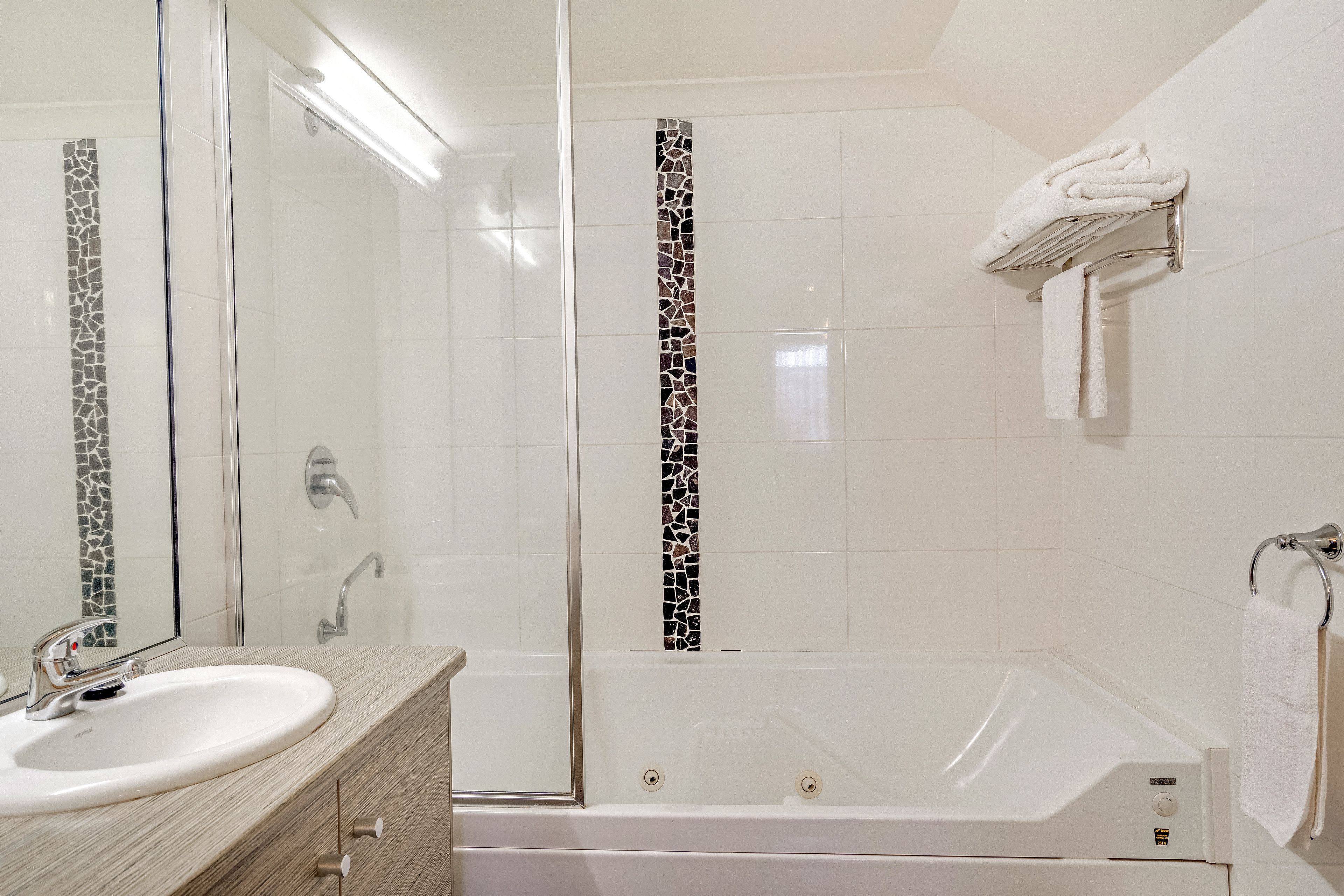 Suite Executiva, 1 cama king-size | Casa de banho | Um polibã, artigos de higiene pessoal grátis, toalhas fornecidas 