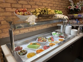 Pequeno-almoço tipo buffet diário mediante uma taxa 