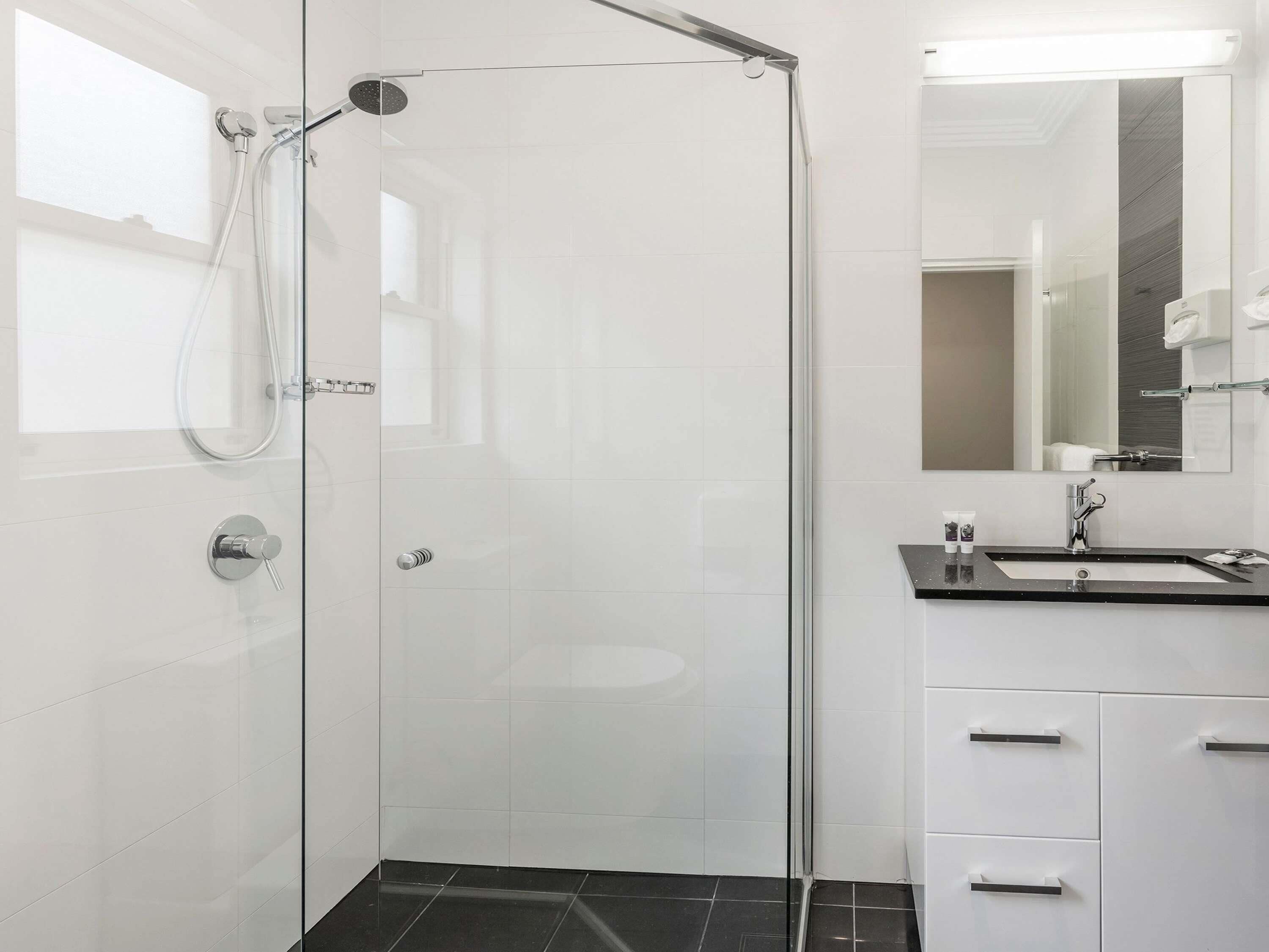 Quarto Superior, 1 cama queen-size | Roupa de alta qualidade, minibar, secretária 