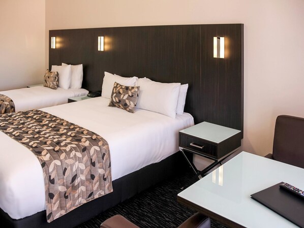 Roupa de alta qualidade, minibar, secretária 