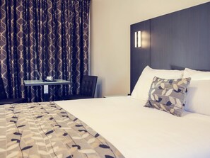 Quarto Superior, 1 cama queen-size | Roupa de alta qualidade, minibar, secretária 