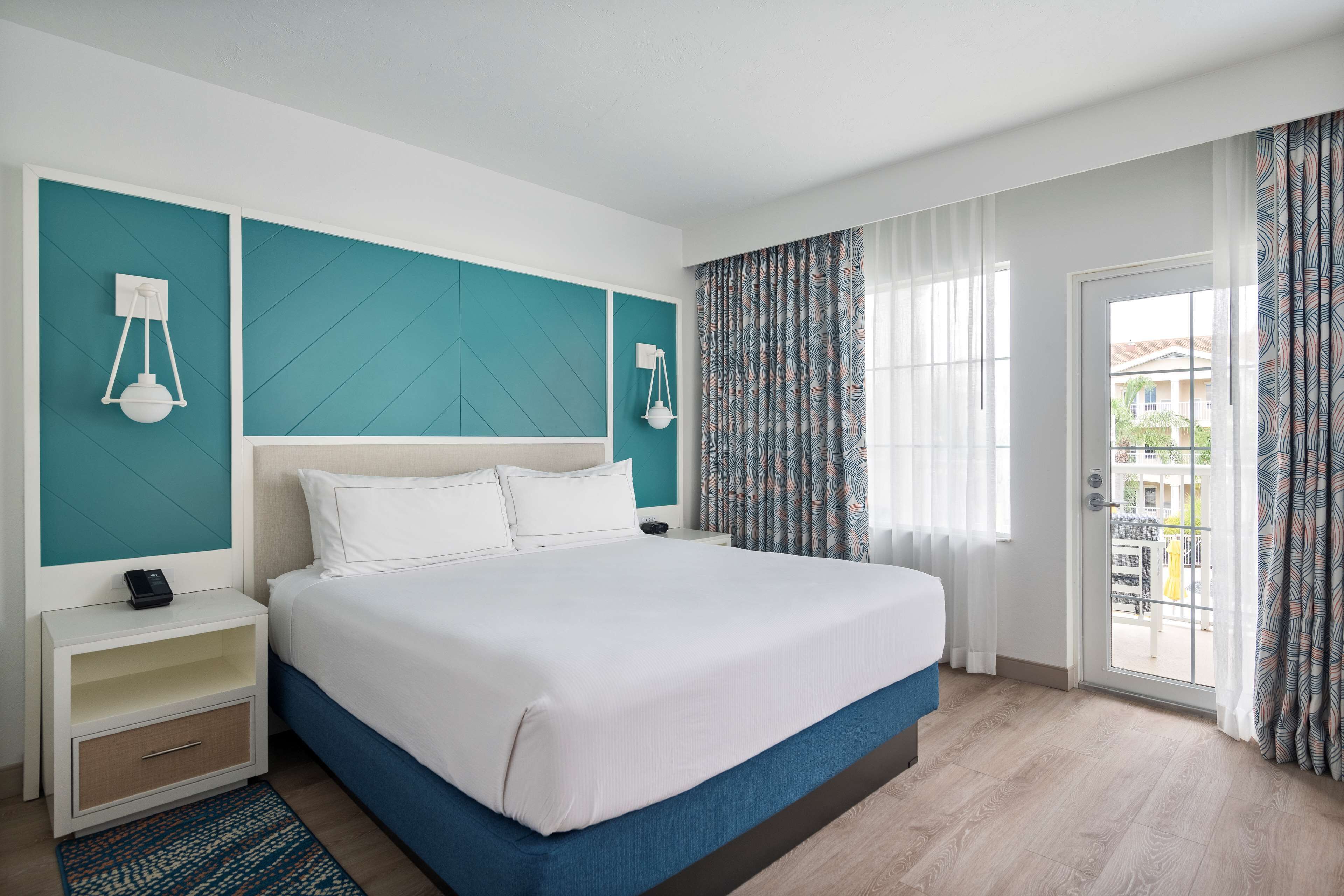 Suite, 1 cama king-size, acessível, varanda (Pool View) | Roupa de alta qualidade, edredões de penas, camas de colchão pillowtop 