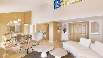 Roupa de alta qualidade, cofre no quarto, secretária