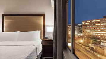 Suite, 1 cama king-size e sofá-cama, Vista para a cidade (1 Bedroom) | Vista do quarto
