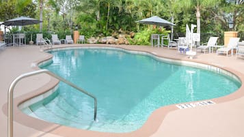 Piscina externa, funciona das 8h às 20h, guarda-sóis, espreguiçadeiras