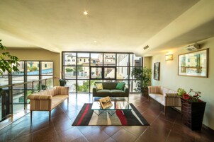 Área de estar no saguão