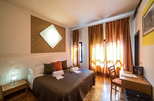 Minibar, cofre no quarto, ferro/tábua de engomar