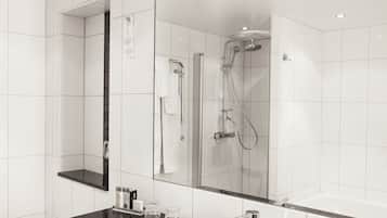 Uma casa de banho moderna com bancada preta, lavatório branco e um espelho grande que reflete uma área de duche.
