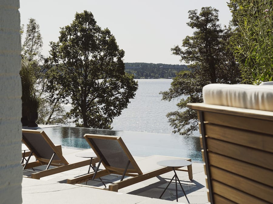 Piscina exterior, espreguiçadeiras