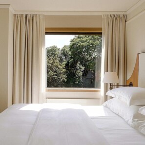 Cofre no quarto, secretária, cortinas/cortinados opacos