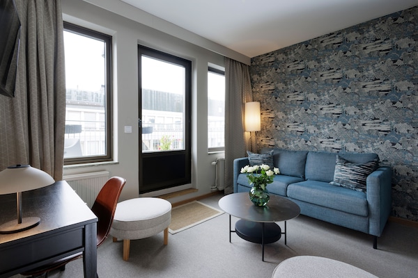 Suite, 1 cama de casal, não fumadores | Sala de estar | Televisor de ecrã plano de 42 polegadas com canais por cabo