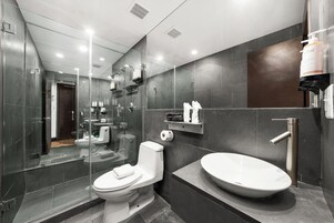 Um polibã, produtos de higiene exclusivos, um secador de cabelo 