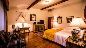 Quarto luxo, 1 cama King | Edredons de pluma, cofres nos quartos, escrivaninha, cortinas blackout