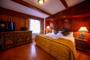 Quarto luxo, 1 cama King | Edredons de pluma, cofres nos quartos, escrivaninha, cortinas blackout