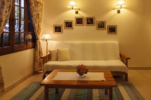 Apartamento luxo, 1 cama de casal e sofá-cama, vista para o jardim | Sala de estar | TV LED, brinquedos