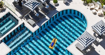 Piscina exterior, toldos (sobretaxa), guarda-sóis 